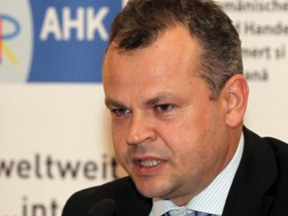 Fostul şef al Aeroporturilor Otopeni şi Băneasa, pe un act oficial ...