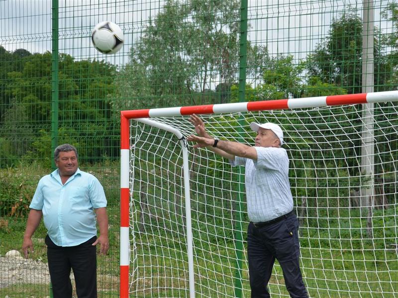 Poze inedite cu Cosma, pe post de portar pe terenul de fotbal de la ...
