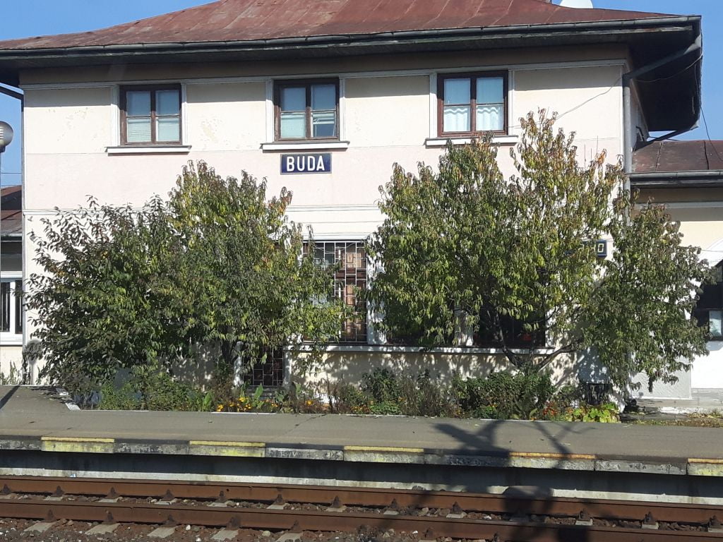 Imagini cu gările din Prahova. Ce văd clienții CFR din tren ...