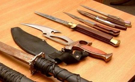 Percheziții la proxeneți din Prahova. Imagini cu arsenalul de arme albe ...