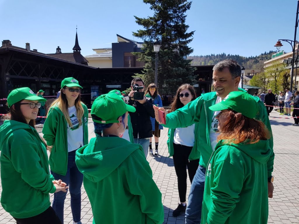 „Cif Curăţă România” alături de Lucian Mîndruță și echipa de voluntari ...