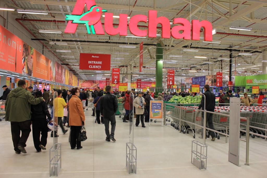 Reacția lanțului de magazine Auchan după ce o tânără s-a filmat pe tik ...