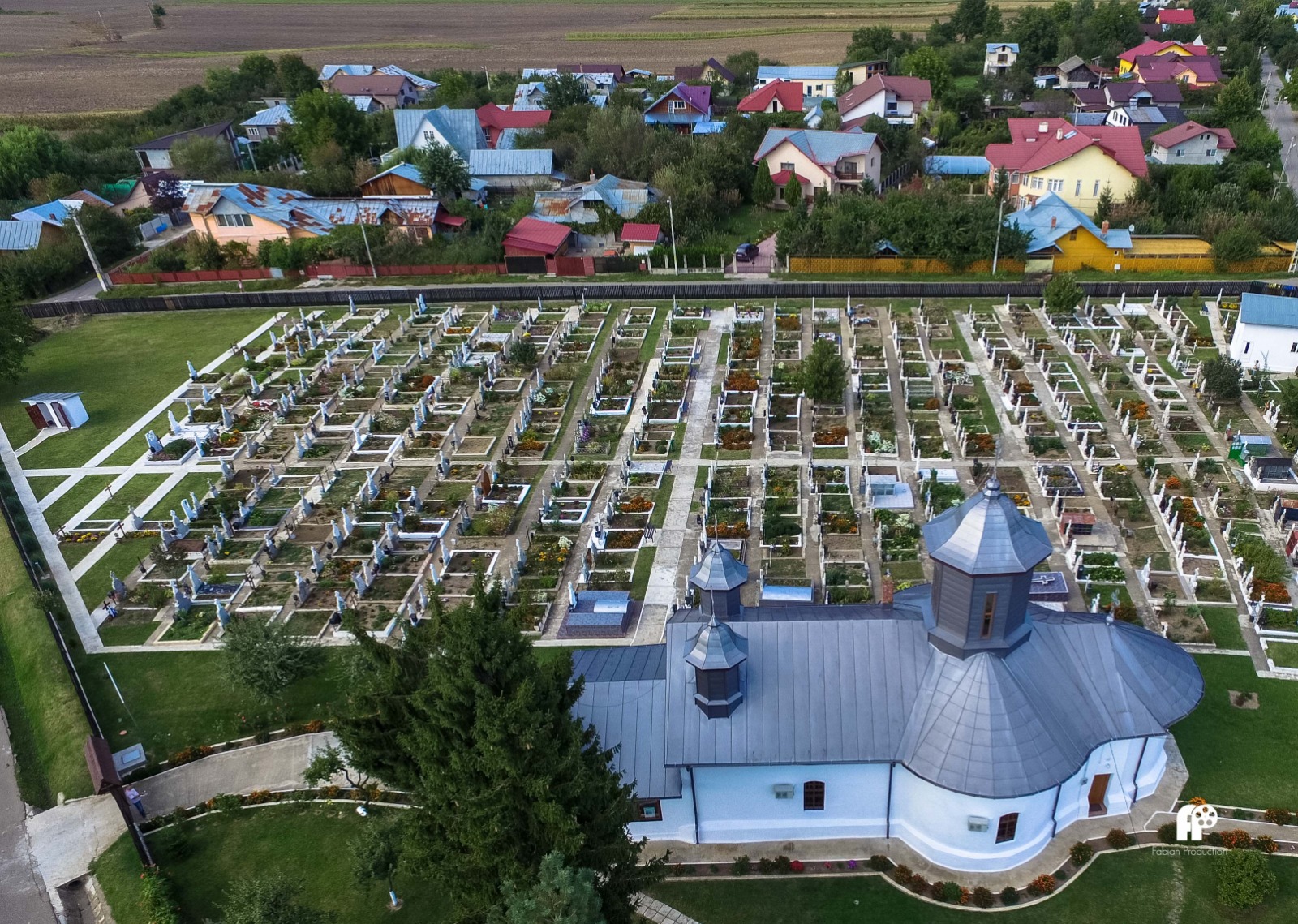 FOTO: Cum arată cel mai îngrijit cimitir din Prahova. Imagini surprinse ...