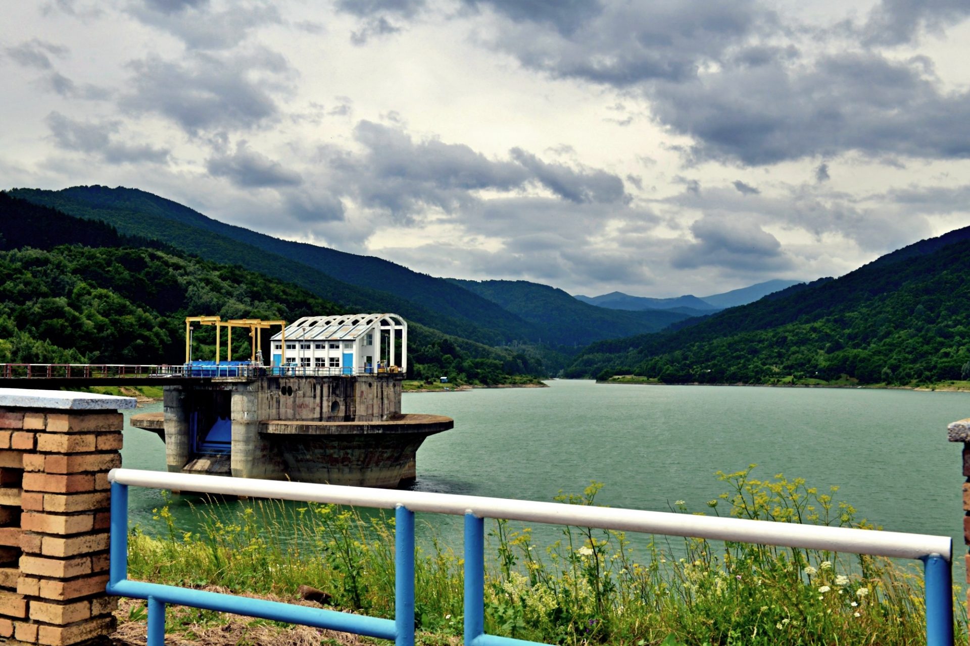 Istoria Barajului Măneciu. Pentru construcția lui a fost strămutat un ...