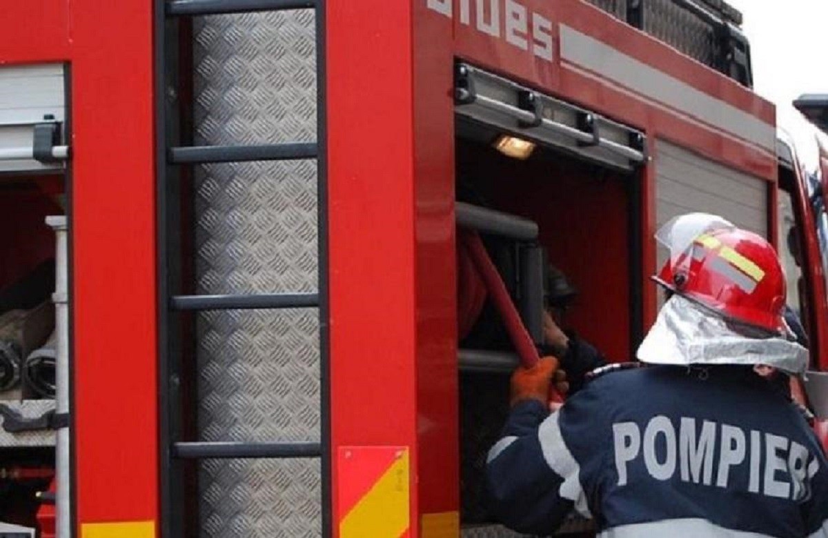 Incendiu violent la fosta școală din satul Moara, comuna Puchenii Mari ...