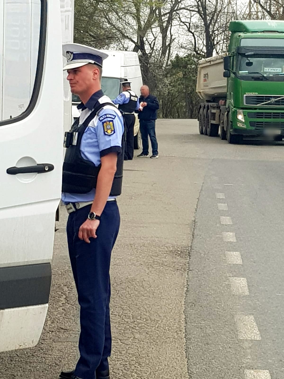 Șoferii care vorbesc la telefon în timp ce conduc în vizorul Poliției ...