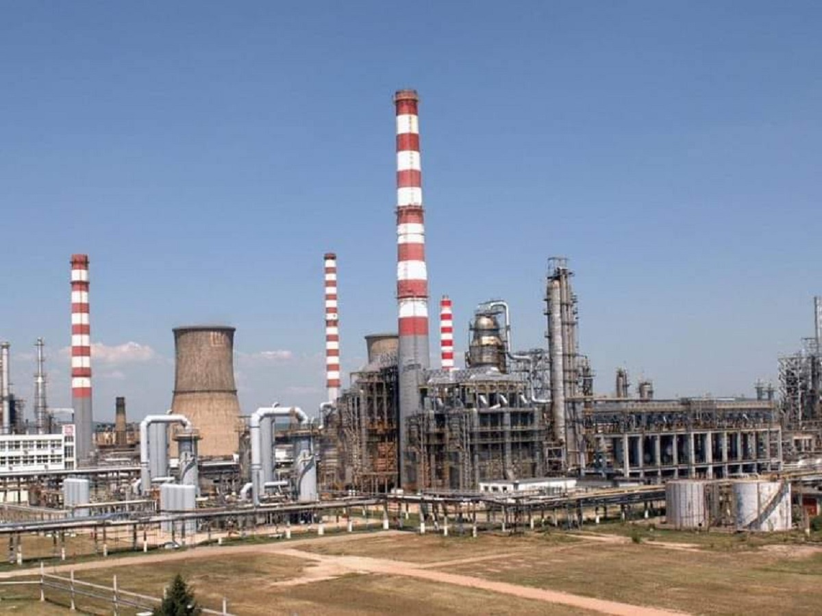 Lukoil anunță că vinde rafinăria din Ploiești și activele ...