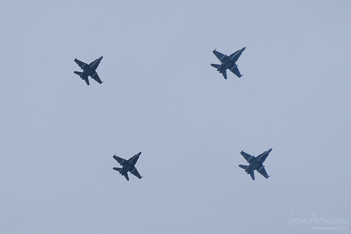 Avioane de luptă și elicoptere survolează cerul Capitalei de Ziua ...