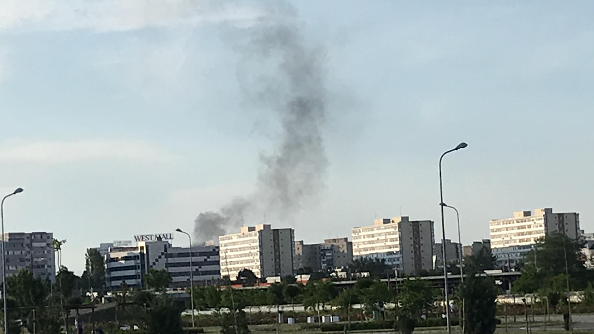 Au ars doua tone de gunoi în curtea unei firme din Ploiești ...