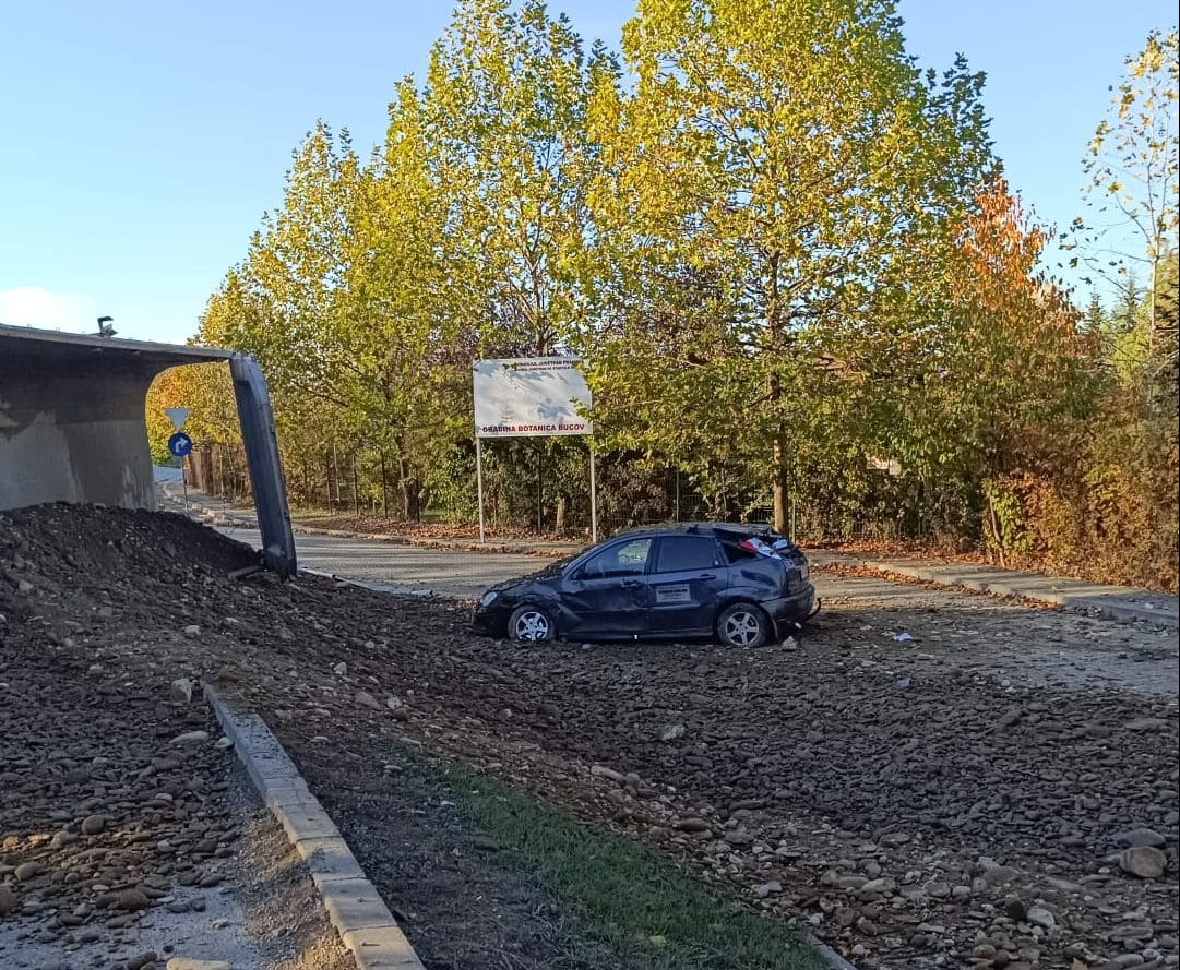 Basculantă răsturnată peste un autoturism în comuna Bucov. Cum s-a ...