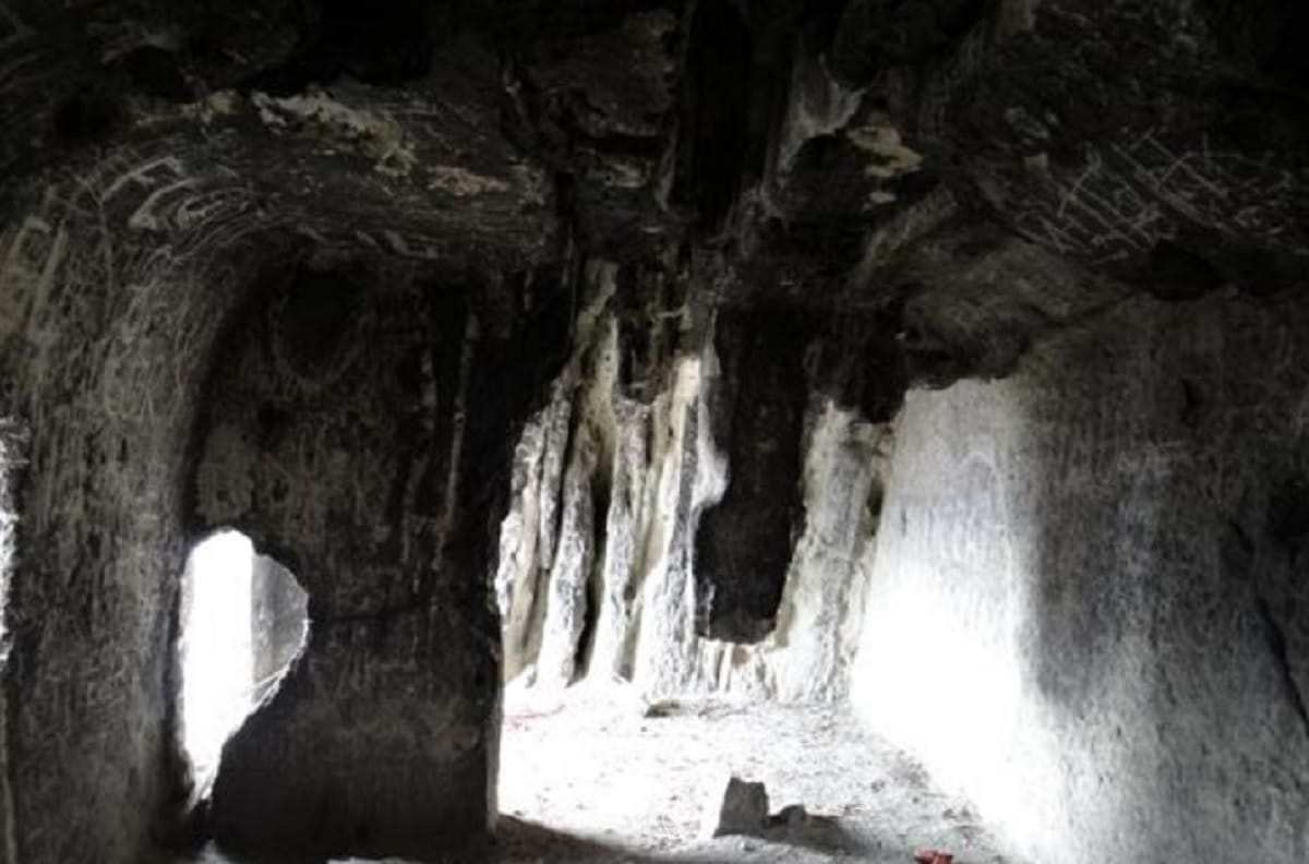 Schitul rupestru de la Tătaru. Legenda chiliilor călugărilor bazilieni ...