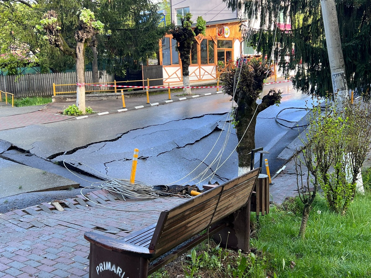 Noi imagini cu strada surpată în Slănic Prahova. În timpul nopții ...