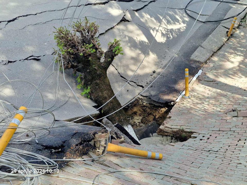 Groapa apărută în urma surpării de la Slănic se adâncește [FOTO ...