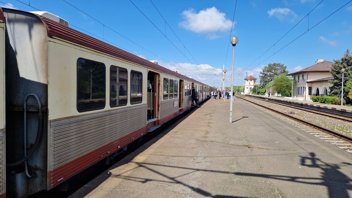 Elevii mai multor școli din Ploiești, blocați în gara din Buda în ...