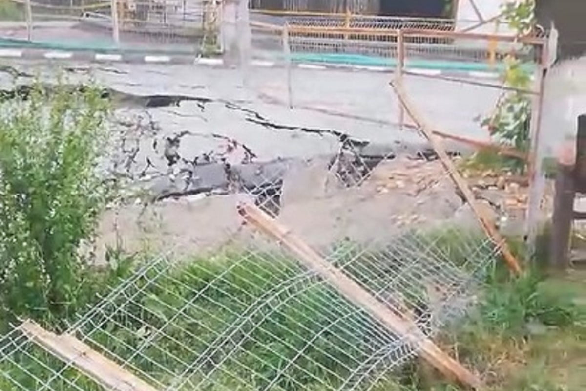 Groapa din strada surpată de la Slănic se mărește de la zi la zi. În ...