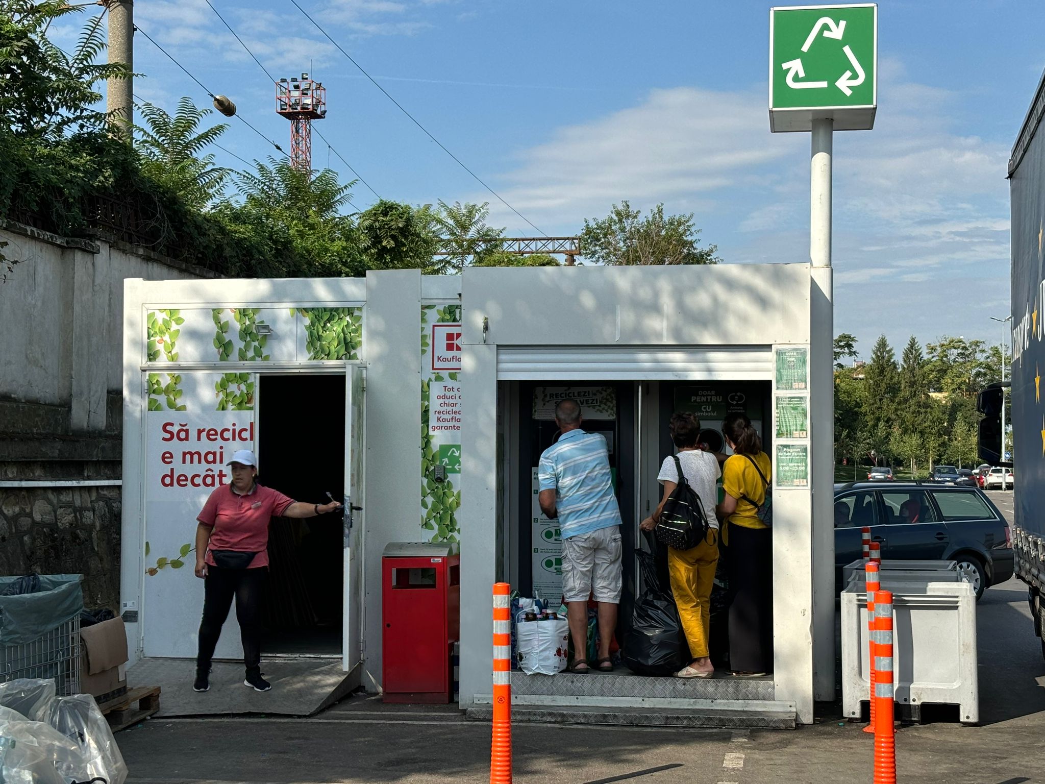 De ce prahovenii stau la cozi pentru reciclarea recipientelor. Cum (nu ...