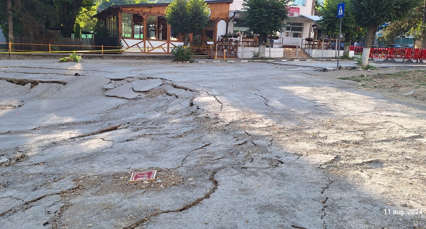 Imagini cu strada din Slănic care s-a surpat din nou după ce au avut ...