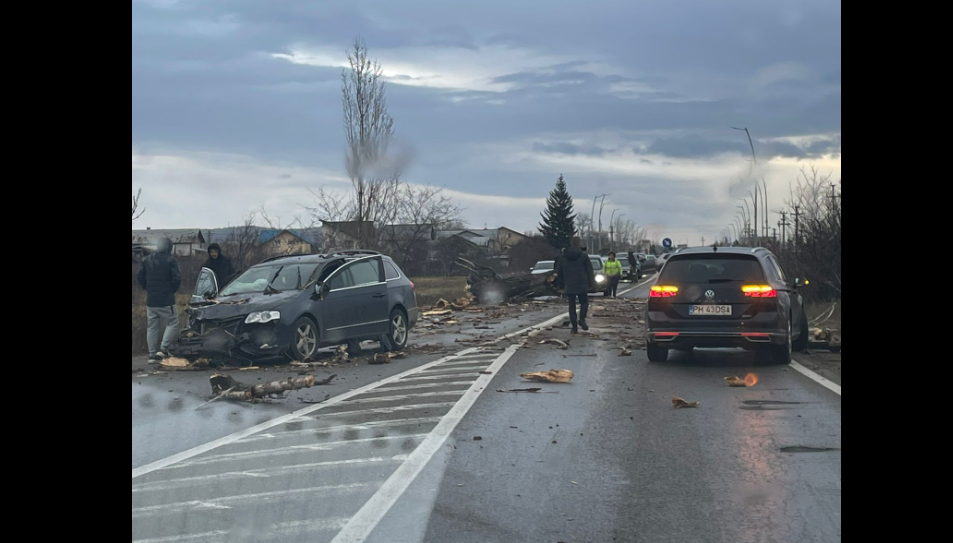 Un copac uscat a căzut peste o mașină pe DN 1A, la Blejoi ...