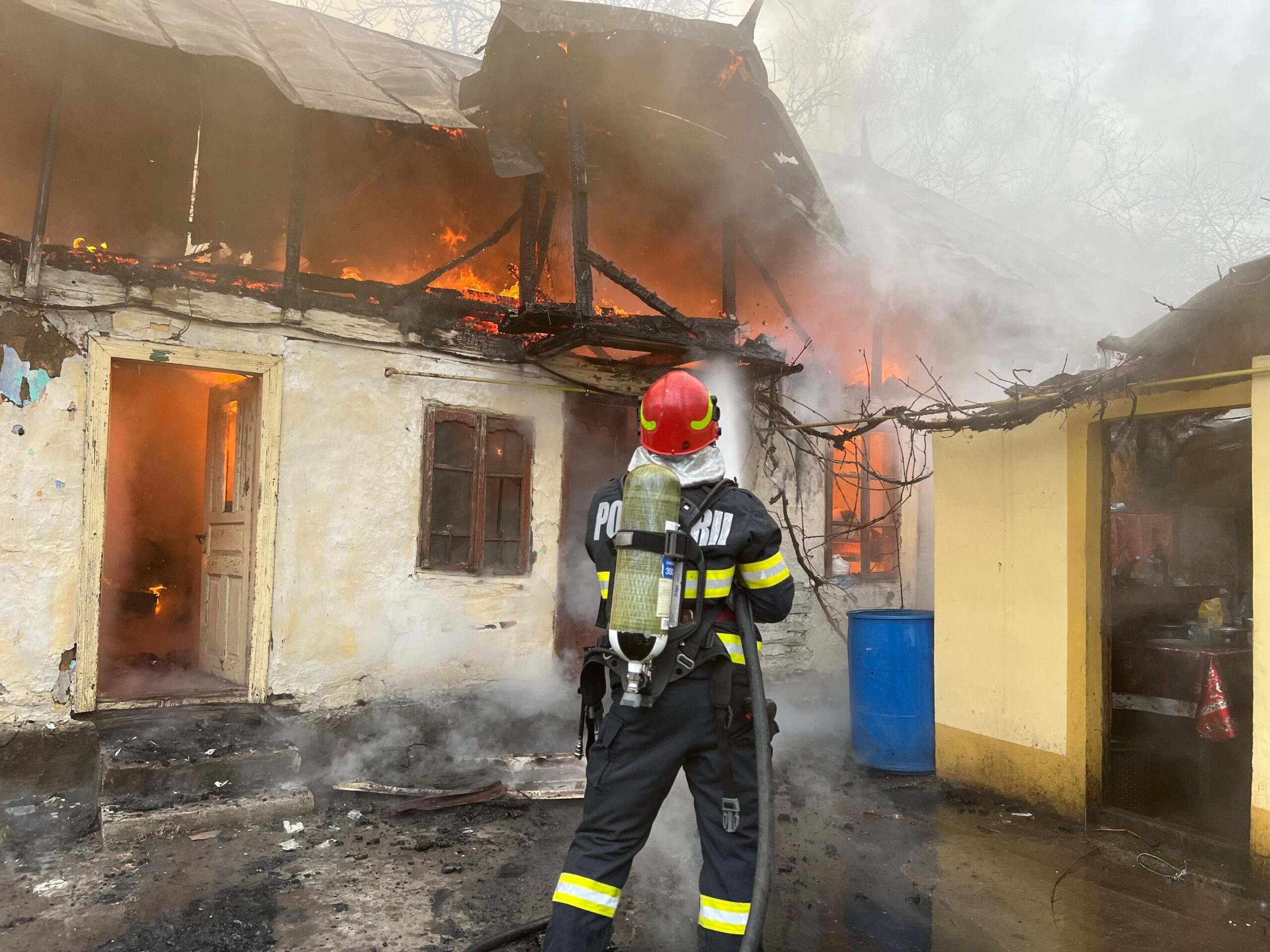 Incendiu la o casă din Băicoi! Imagini cu intervenția pompierilor ...