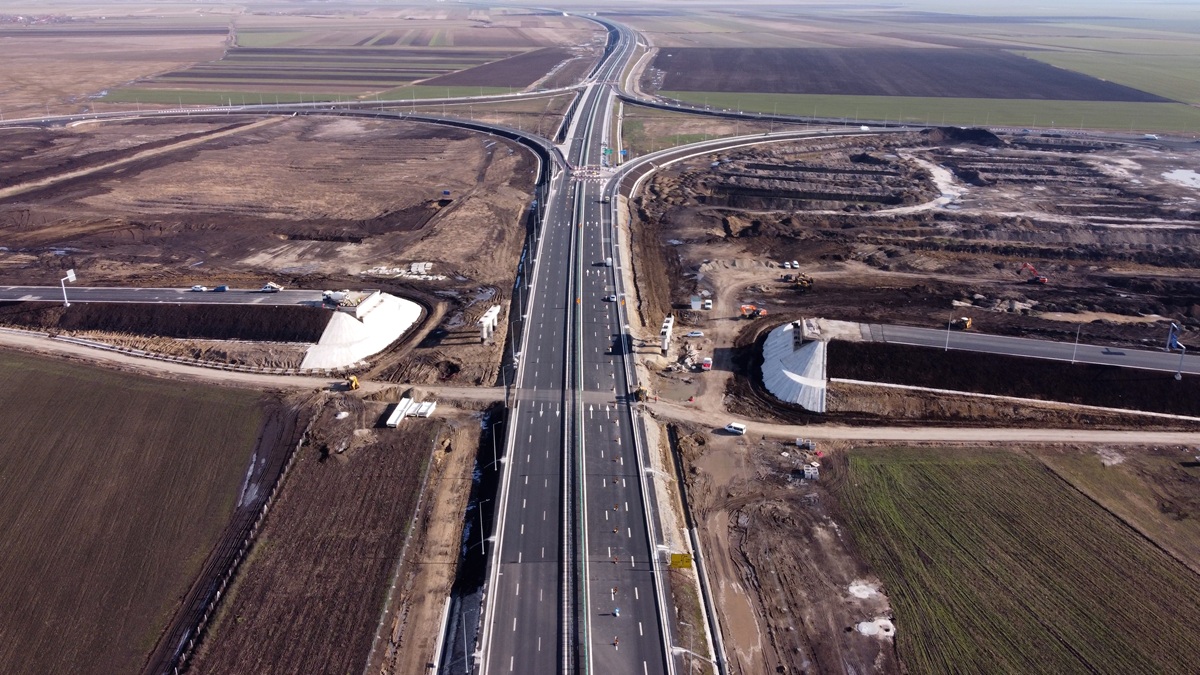 Imagini impresionante, din dronă, cu lotul Mizil-Pietroasele al A7 ...