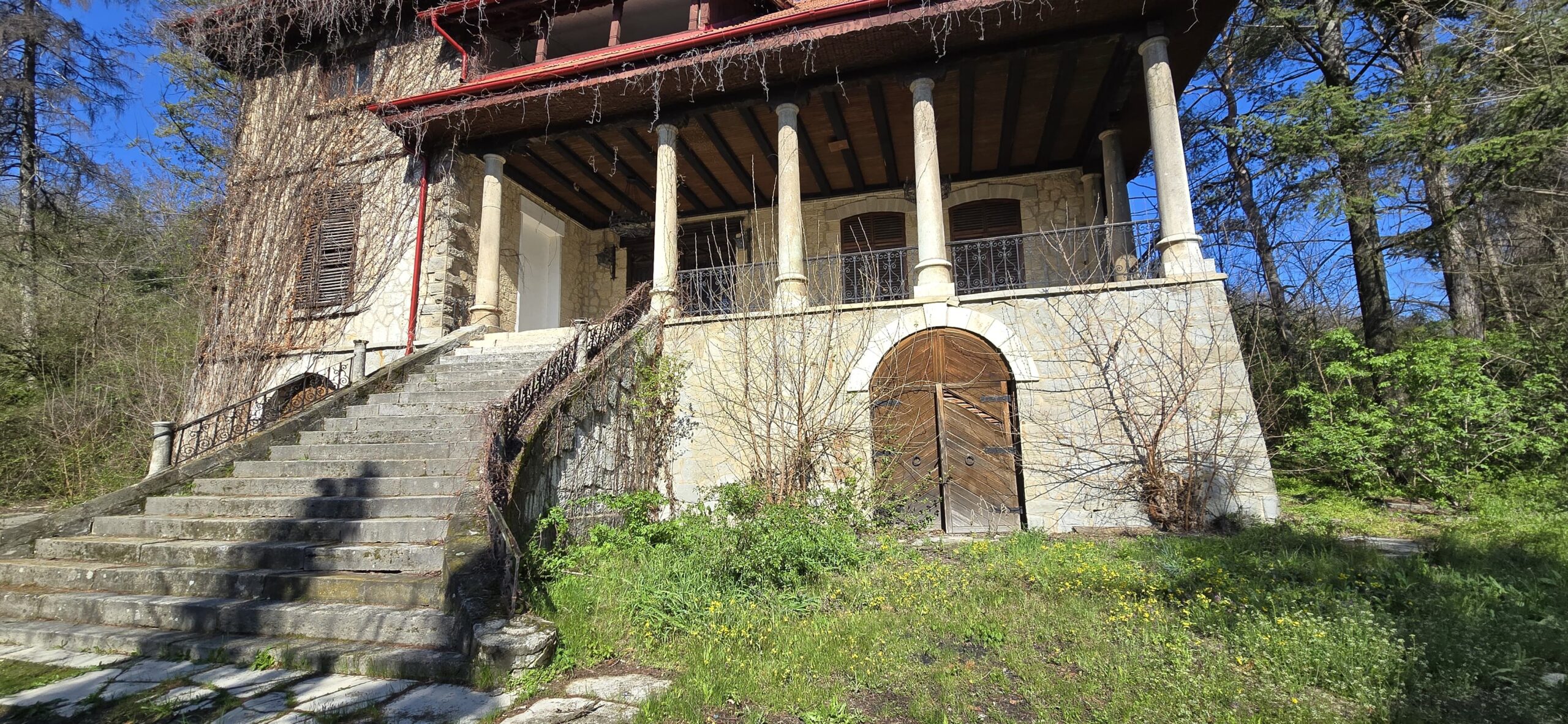 Cum arată Conacul Matac din Prahova, după 18 ani de paragină ...