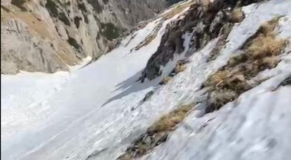 Avalanșă filmată în Bucegi. Salvamont: „Nu vă aventurați ...