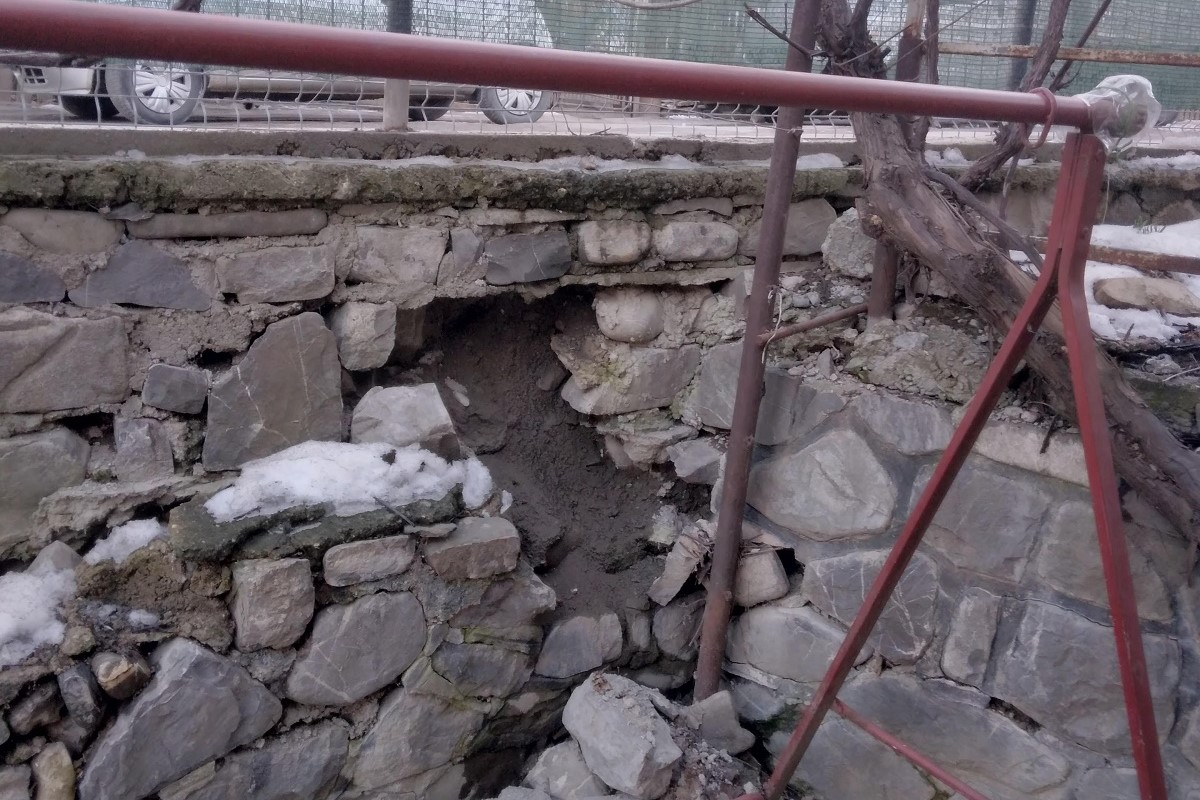 Alunecare de teren la Comarnic: „O să ne trezim cu strada în curte ...