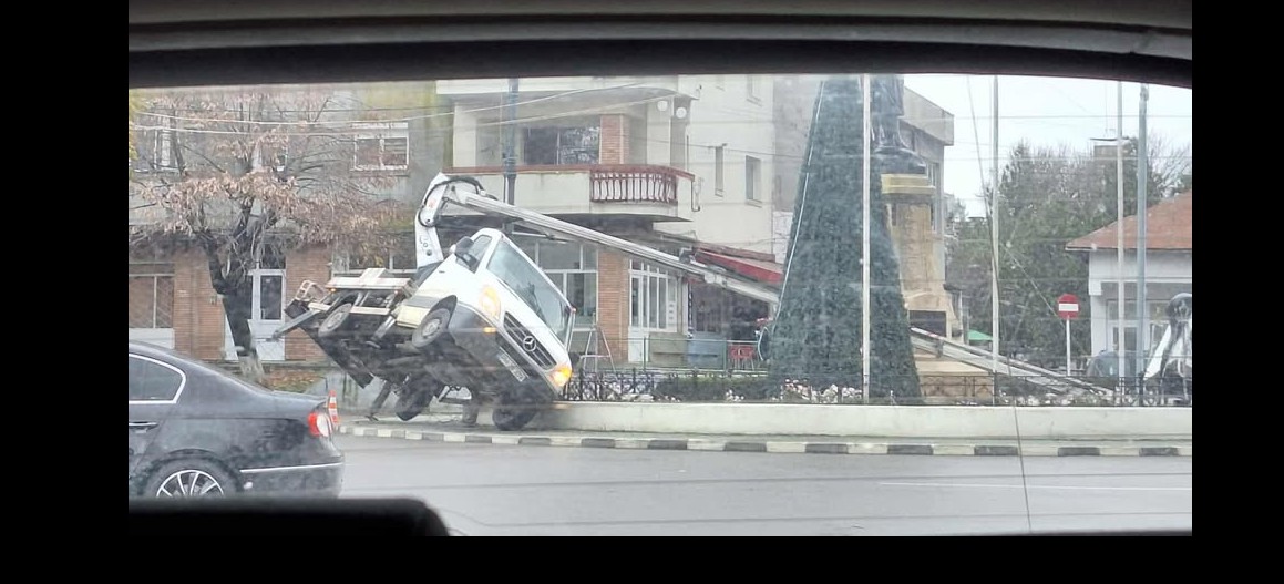 Mașina care monta iluminatul festiv din Urlați s-a răsturnat ...