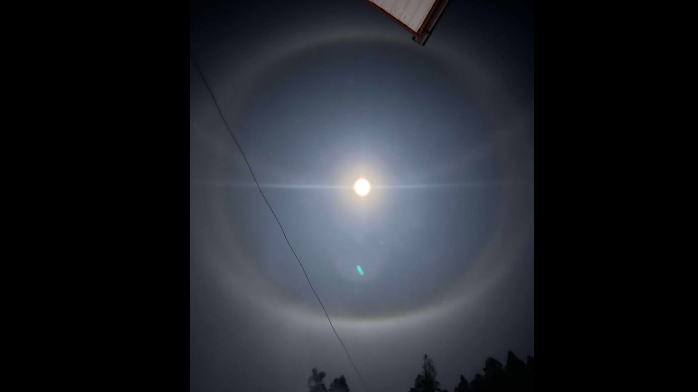 Fenomen rar pe cerul Prahovei. Imagini spectaculoase cu haloul lunar ...