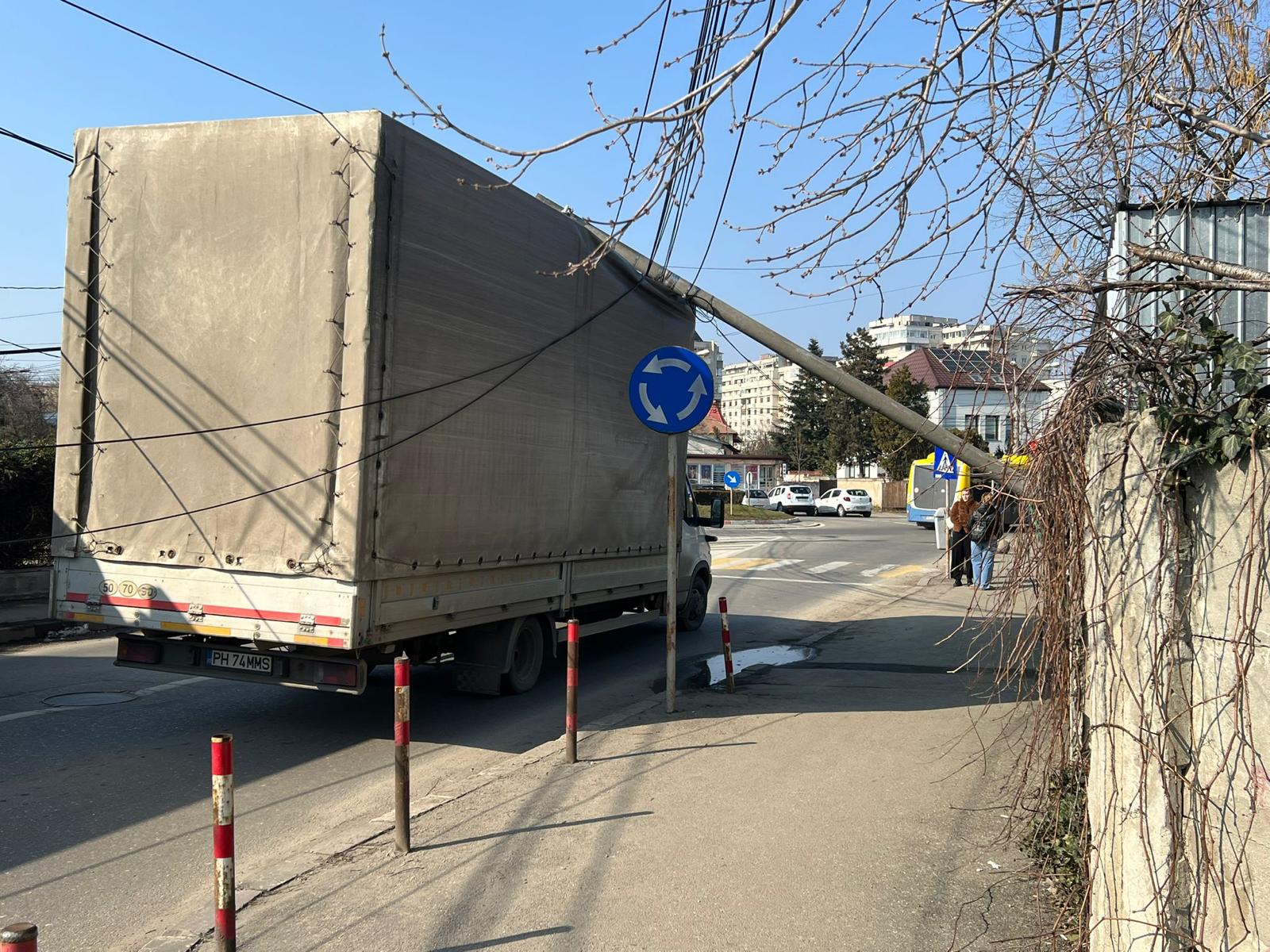 Atenție, cad stâlpi din cauza cablurilor! Subiectele zilei la ...
