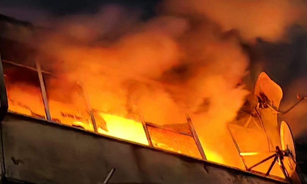 Incendiu puternic într-un bloc din Găești. 21 de persoane, inclusiv ...