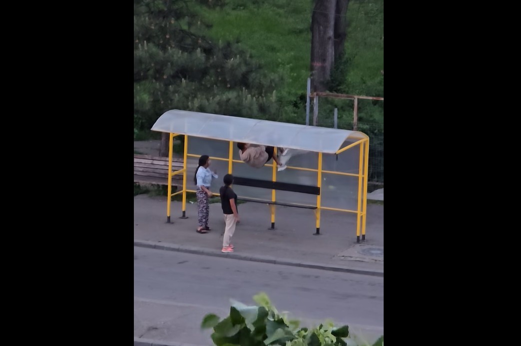 TCE a depus plângere după ce trei tineri au vandalizat o stație din ...