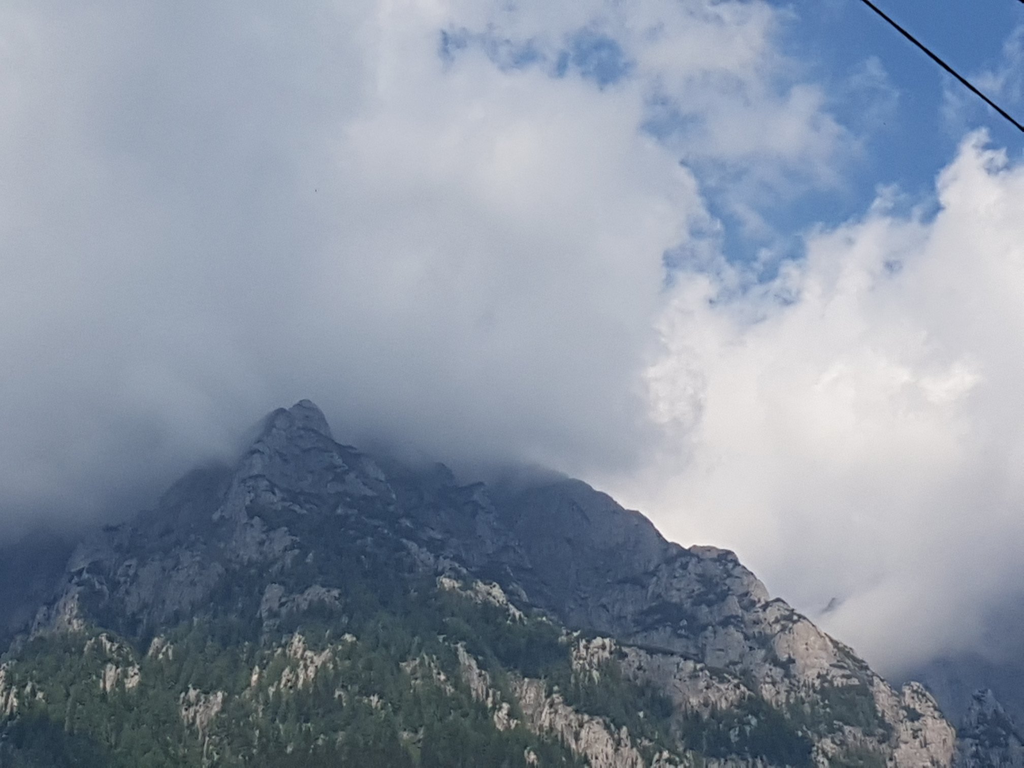 Ploi torențiale, descărcări electrice și grindină în zona de munte din ...